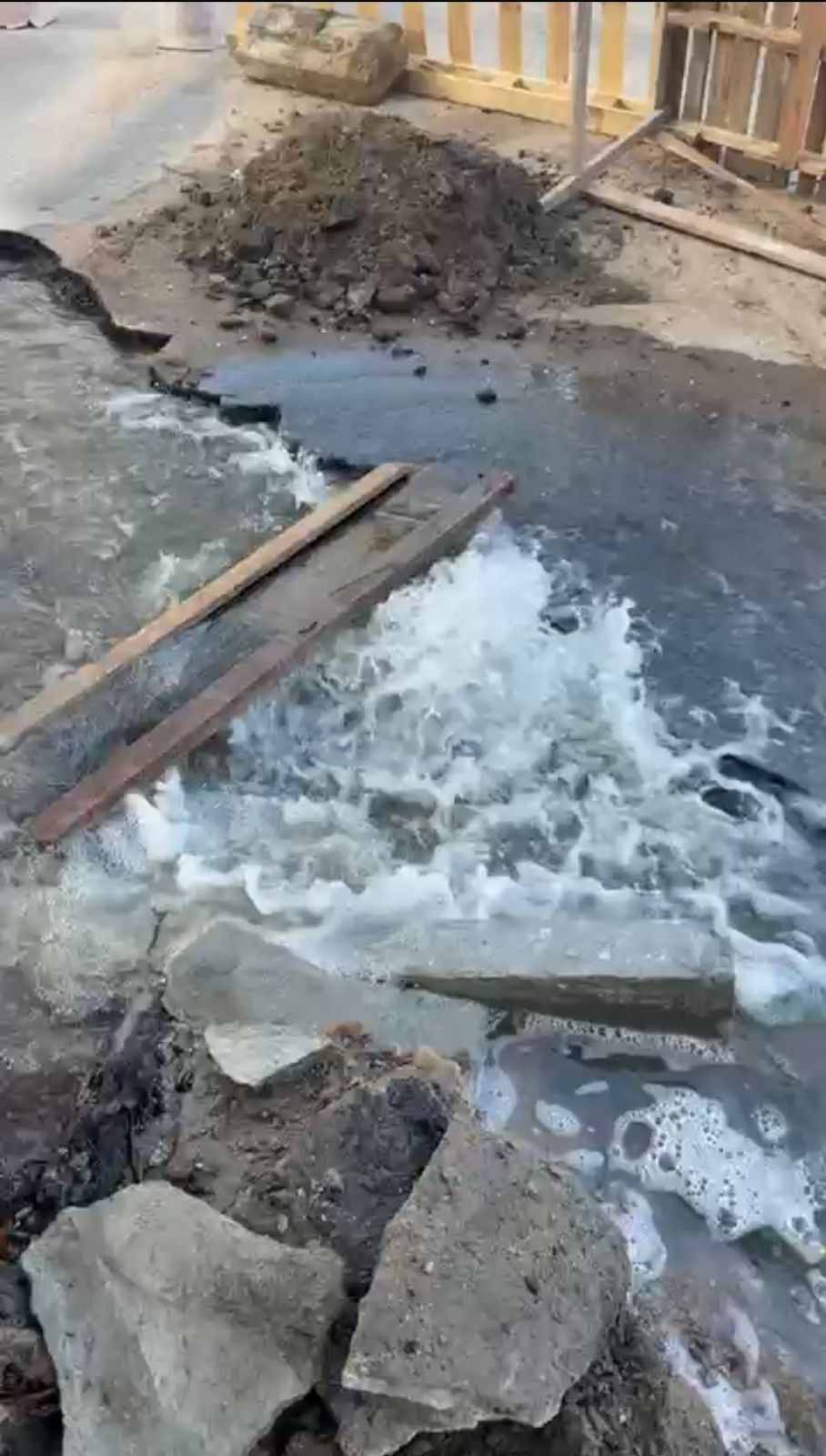 Adutora de água tratada, que abastece o bairro Maurício de Nassau é rompida